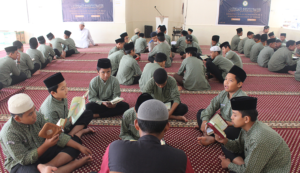 Halaqoh Tahsin Untuk Meningkatkan Kualitas Bacaan Al-Qur'an Santri ...
